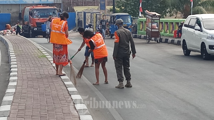 Terjaring Razia Masker Didenda Menyapu Jalan, Foto 6 #1853786 - TribunNews.com
