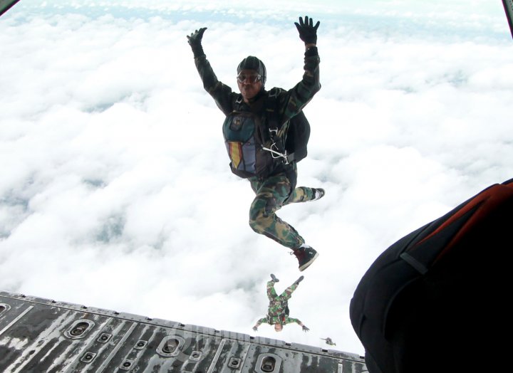 Terjun Payung dari Paskhas TNI AU dan Universitas Tanjungpura, Foto 7 ...