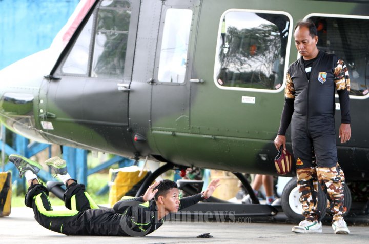 Terjun Payung dari Paskhas TNI AU dan Universitas Tanjungpura, Foto 13 ...