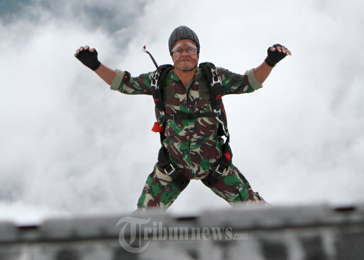 Terjun Payung dari Paskhas TNI AU dan Universitas Tanjungpura, Foto 16 ...