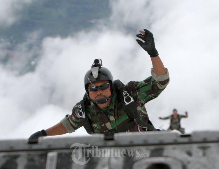 Terjun Payung dari Paskhas TNI AU dan Universitas Tanjungpura, Foto 17 ...
