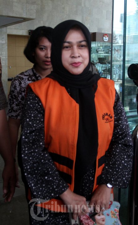 Tersangka Evy Susanti Usai Diperiksa KPK, Foto 2 #1613595 - TribunNews.com