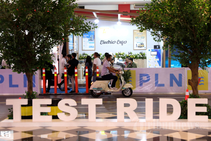 Test Ride Motor Listrik Di IIMS 2023, Foto 4 #1958026 - TribunNews.com