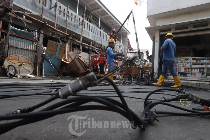 Tiang Listrik Roboh Akibat Angin Kencang, Foto 5 #1915611 - TribunNews.com