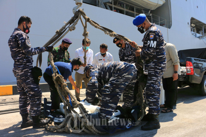 TNI AL Menggunakan KRI dr. Soeharso - 990 Bantu Pengisian Oksige, Foto 3 #1889215 - TribunNews.com