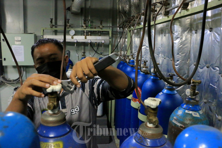 TNI AL Menggunakan KRI dr. Soeharso - 990 Bantu Pengisian Oksige, Foto 5 #1889217 - TribunNews.com