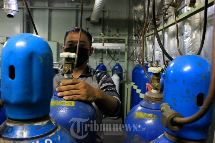 TNI AL Menggunakan KRI dr. Soeharso - 990 Bantu Pengisian Oksige, Foto 6 #1889218 - TribunNews.com