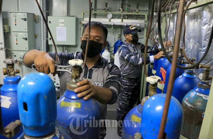 TNI AL Menggunakan KRI dr. Soeharso - 990 Bantu Pengisian Oksige, Foto 8 #1889220 - TribunNews.com