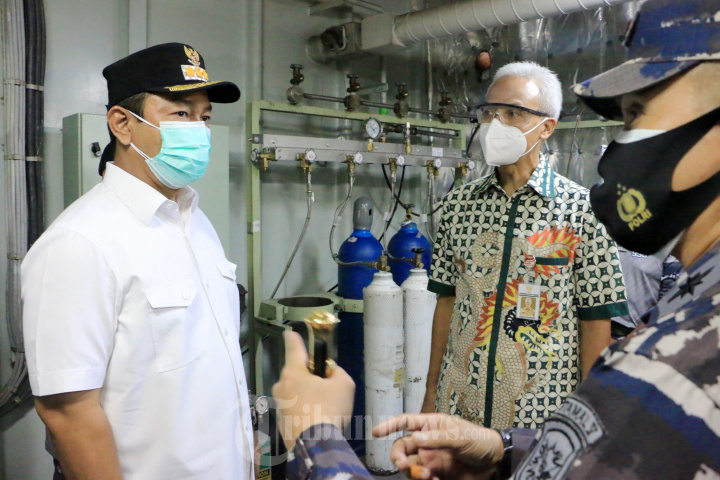 TNI AL Menggunakan KRI dr. Soeharso - 990 Bantu Pengisian Oksige, Foto 10 #1889222 - TribunNews.com