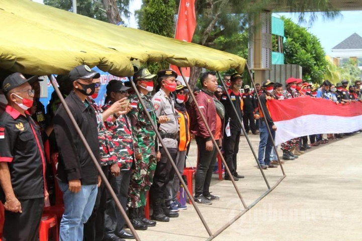 TNI dan Laskar Merah Putih Bentangkan Bendera Merah Putih, Foto 1 ...