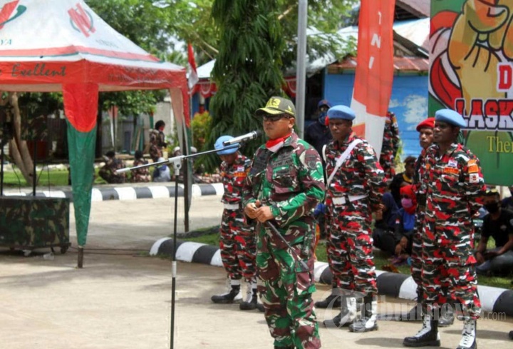 TNI dan Laskar Merah Putih Bentangkan Bendera Merah Putih, Foto 2 ...