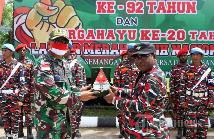 TNI dan Laskar Merah Putih Bentangkan Bendera Merah Putih, Foto 3 ...