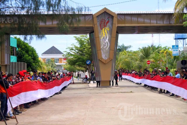 TNI dan Laskar Merah Putih Bentangkan Bendera Merah Putih, Foto 4 ...