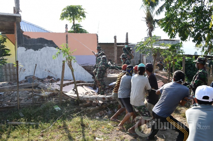 TNI dan Warga Sumbawa Membersihkan Puing-Puing Rumah, Foto 3 #1773352 ...