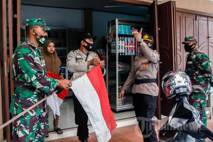 TNI-Polri Bagikan Bendera Merah Putih pada Warga Aceh Besar, Foto 2 ...