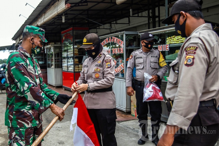 TNI-Polri Bagikan Bendera Merah Putih pada Warga Aceh Besar, Foto 8 ...