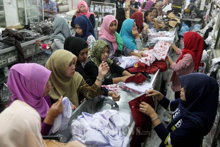 Toko Penjual Seragam Sekolah Ramai Pembeli, Foto 4 #1605900 ...