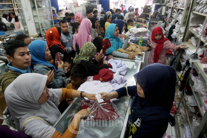 Toko Penjual Seragam Sekolah Ramai Pembeli, Foto 1 #1605897 ...