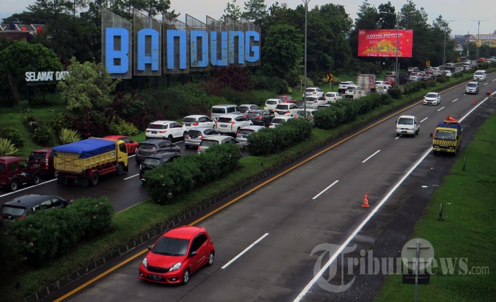 Tol Cipularang Menuju Gerbang Tol Pasteur Macet, Foto 3 #1865944 ...