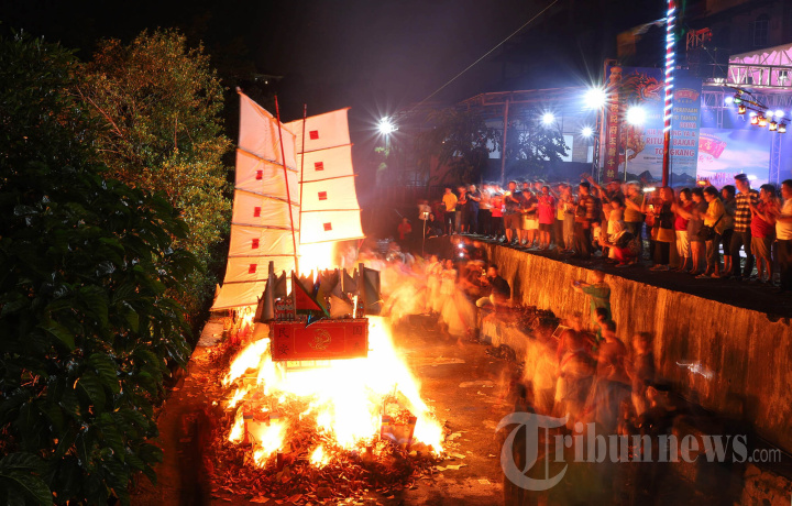 Tradisi Bakar Tongkang Warga Bagan Siapiapi di Kota Batam, Foto 4 #1973401 - TribunNews.com