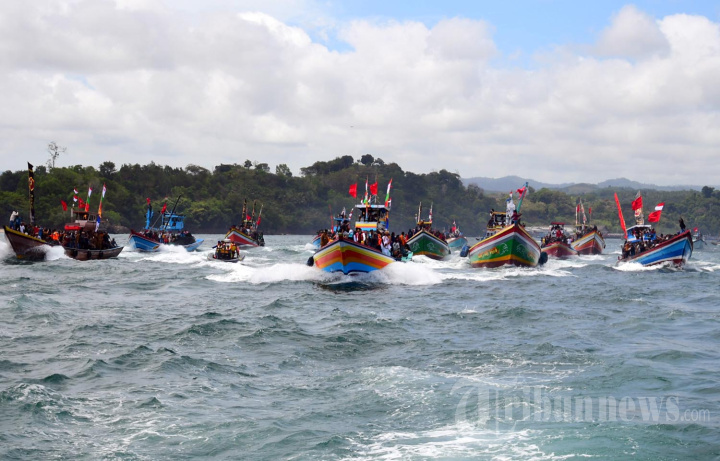 Tradisi Petik Laut di Pantai Sendangbiru Kabupaten Malang, Foto 5 ...