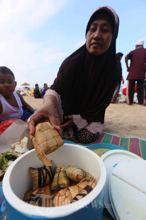 Tradisi Tupat Lebaran di Pantai Sanur, Foto 1 #1605841 - TribunNews.com