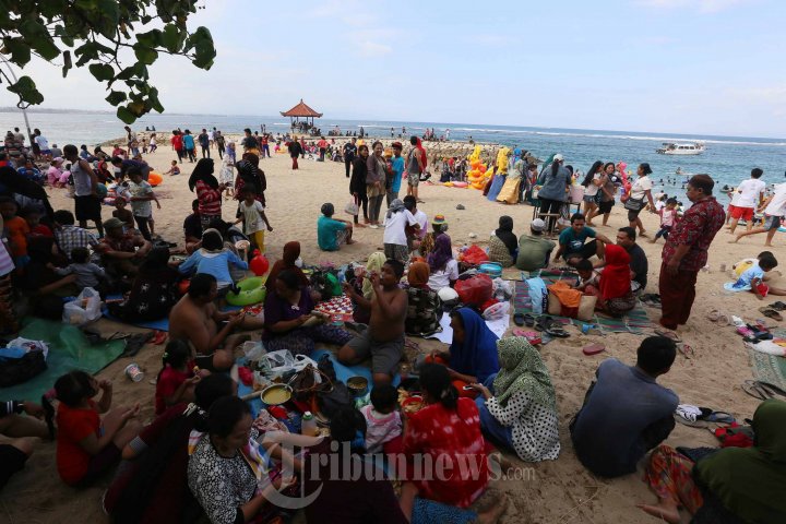 Tradisi Tupat Lebaran di Pantai Sanur, Foto 6 #1605846 - TribunNews.com
