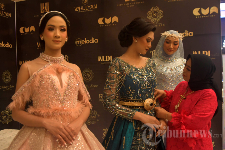 Tren Busana Pengantin 2023 yang Cerah dan Colorfull dari Whulyan, Foto ...