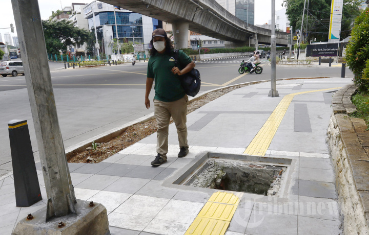 Trotoar Berlubang di Kebayoran Baru Membahayakan Pejalan Kaki, Foto 1 #1943225 - TribunNews.com