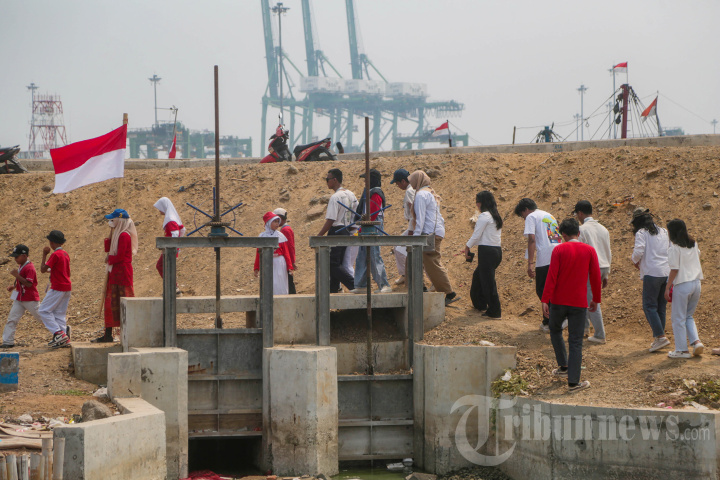 Upacara Pengibaran Bendera HUT ke-79 RI di Pesisir Cilincing, Foto 2 #2003128 - TribunNews.com