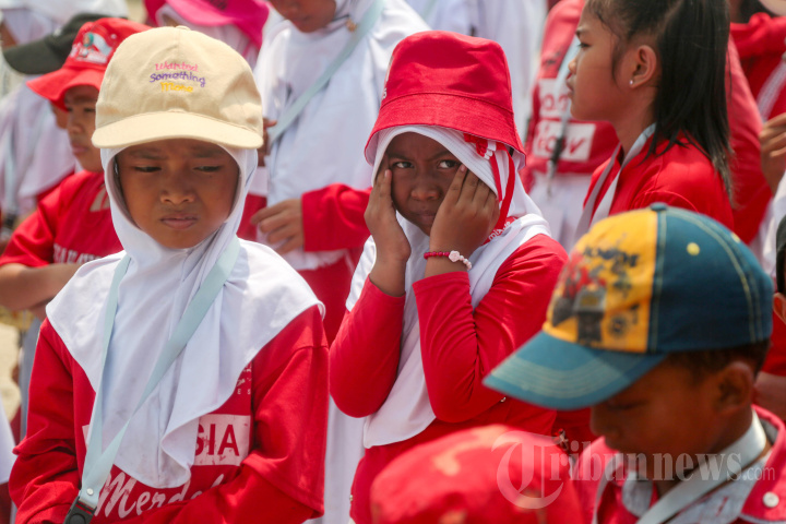 Upacara Pengibaran Bendera HUT ke-79 RI di Pesisir Cilincing, Foto 3 #2003129 - TribunNews.com