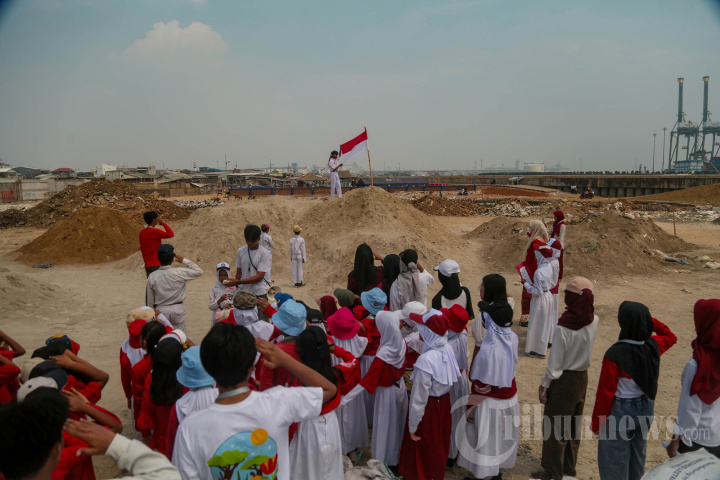 Upacara Pengibaran Bendera HUT ke-79 RI di Pesisir Cilincing, Foto 4 #2003130 - TribunNews.com