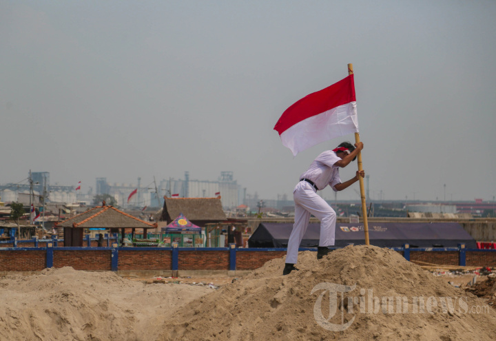 Upacara Pengibaran Bendera HUT ke-79 RI di Pesisir Cilincing, Foto 5 #2003131 - TribunNews.com