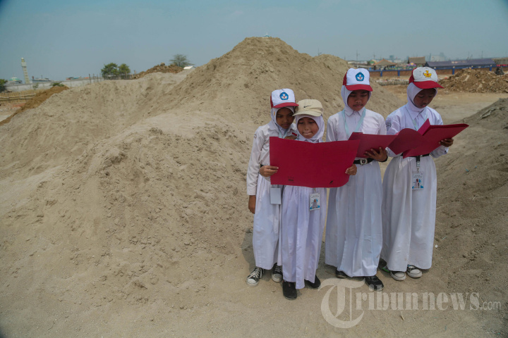 Upacara Pengibaran Bendera HUT ke-79 RI di Pesisir Cilincing, Foto 7 #2003133 - TribunNews.com