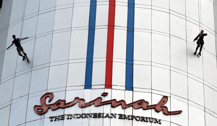 Vertical Catwalk Turuni Gedung Sarinah Sambut Hari Batik Nasiona, Foto ...