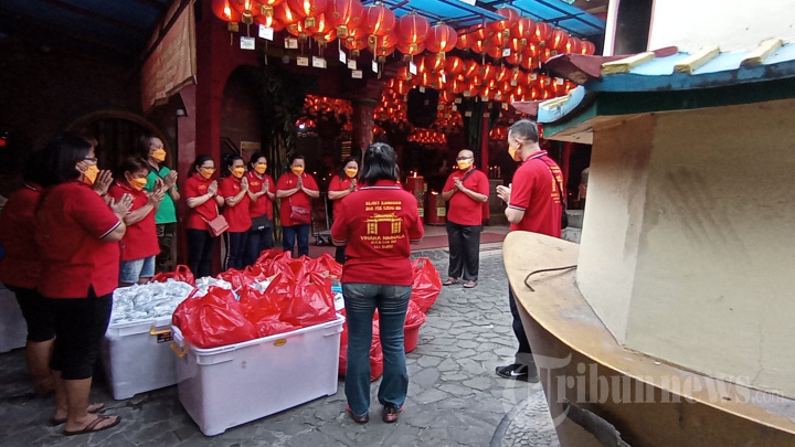 Umat Tri Dharma Vihara Nimmala Boen San Bio Bagikan Takjil Gratis, Foto ...