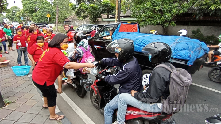 Umat Tri Dharma Vihara Nimmala Boen San Bio Bagikan Takjil Gratis, Foto ...