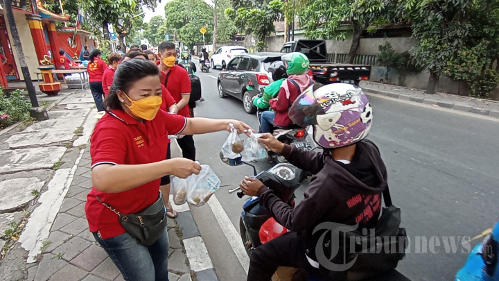 Umat Tri Dharma Vihara Nimmala Boen San Bio Bagikan Takjil Gratis, Foto ...
