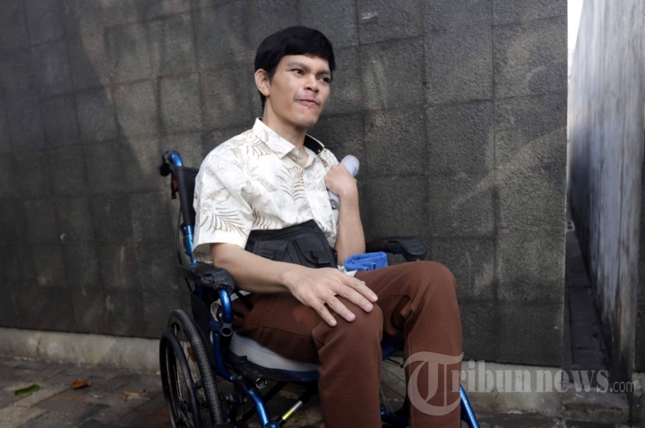 Vokalis Grup Band Elkasih, El Ibnu Berjuang Hidup di Kursi Roda, Foto 8 ...