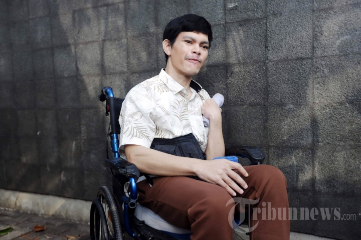 Vokalis Grup Band Elkasih, El Ibnu Berjuang Hidup di Kursi Roda, Foto 9 ...