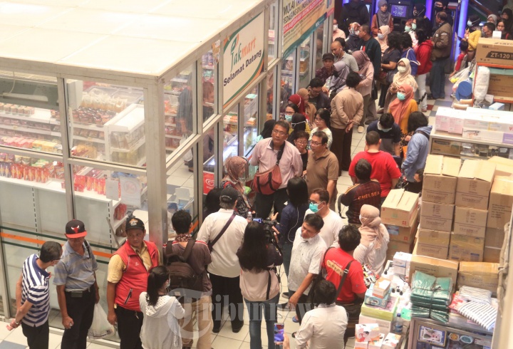 Warga Antri Beli Masker di JakMart PD Pasar Jaya, Foto 5 #1836505 ...