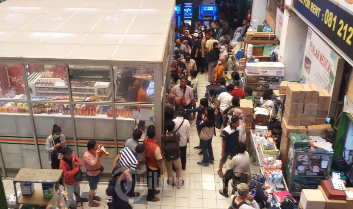 Warga Antri Beli Masker di JakMart PD Pasar Jaya, Foto 6 #1836506 ...