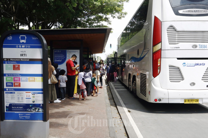 Warga Mengantri Nikmati Bus Wisata TransJakarta Gratis, Foto 6 #1955366 ...