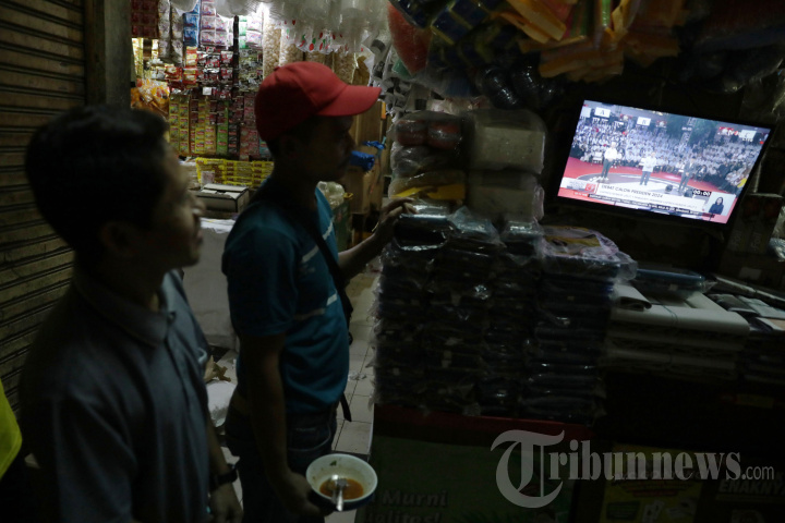 Warga Saksikan Debat Capres 2024, Foto 6 #1985900 - TribunNews.com