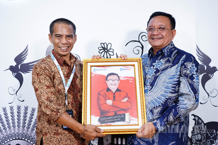 Wawancara Tribun Network dengan Wali Kota Bitung Maurits Mantiri, Foto ...