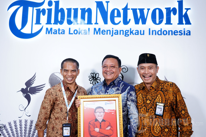 Wawancara Tribun Network dengan Wali Kota Bitung Maurits Mantiri, Foto ...