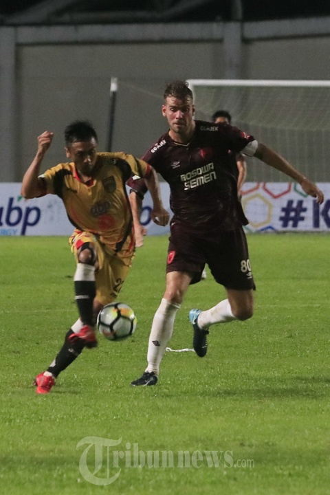 Willem Jan Pluim Diadang Pemain Mitra Kukar Dedi Hartono, Foto 7 ...