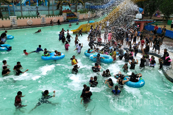 Wisata ke Kolam Renang Legendaris Karang Setra Waterland, Foto 1 ...