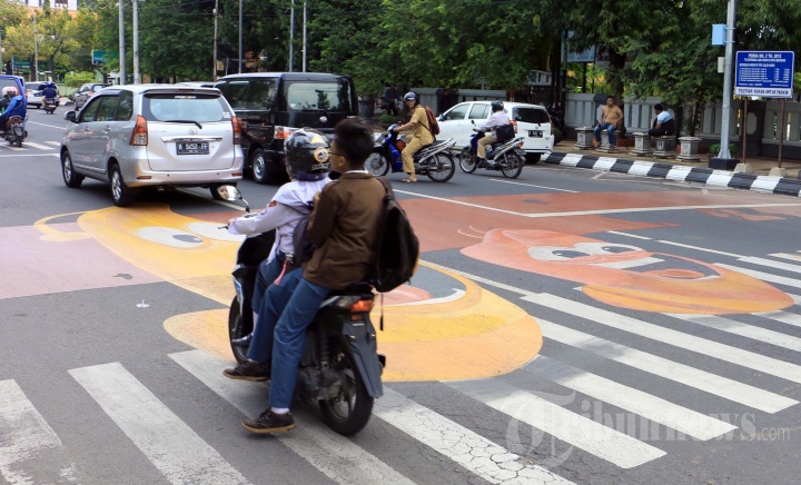 Zebra Cross Bermotif Animasi Film Kartun Larva Di Jalan, Foto 1 ...