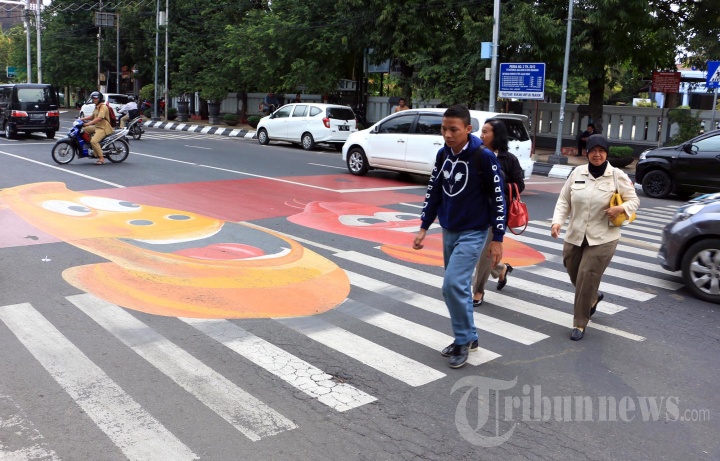 Zebra Cross Bermotif Animasi Film Kartun Larva Di Jalan, Foto 4 ...